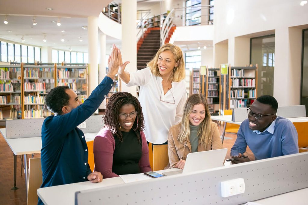 Diferencia clave: ¿Colegio o universidad? Descubre cuál es la mejor ...